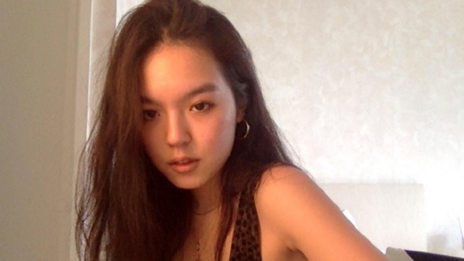 A recent photo of 53-year-old Li Yong's wife has white and tender skin!The red hair on the top ...