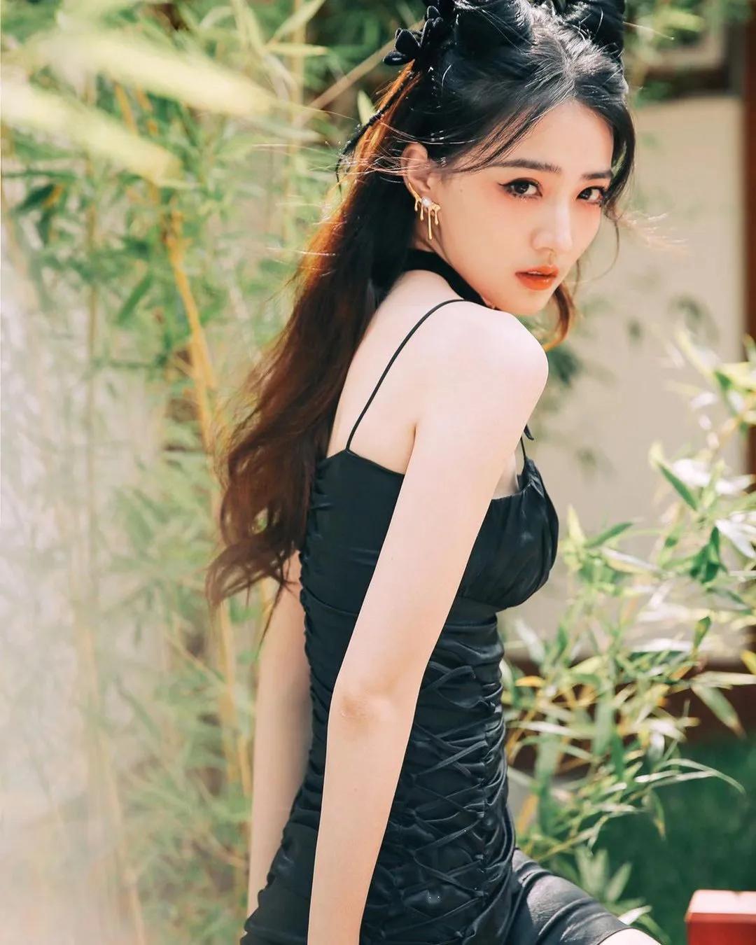 Beautiful actress Xu Lulu, beautiful girl with rolling bead curtains ...