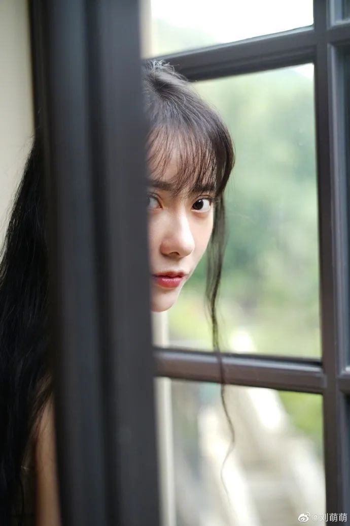 Liu Mengmeng is so beautiful in a tube top dress!Snow-skinned delicate ...