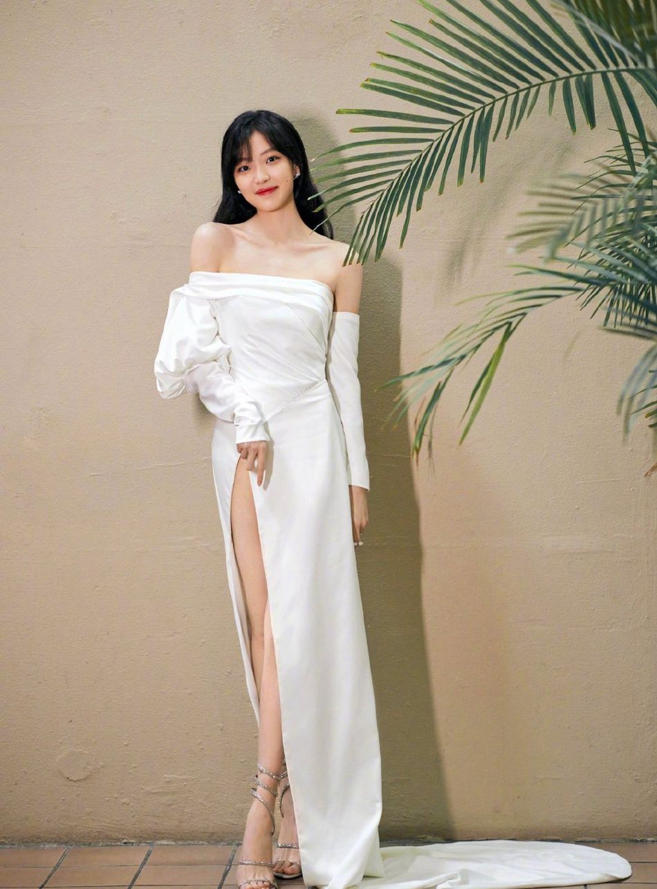 Beautiful actress Sun Qian sexy tube top white dress photo sharing ...