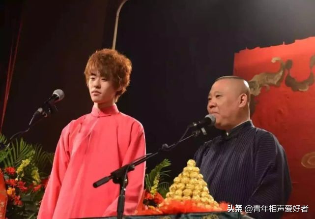 Guo Degang took Zhang Yunlei to visit the Sanxian Sacred Hand, the pose ...