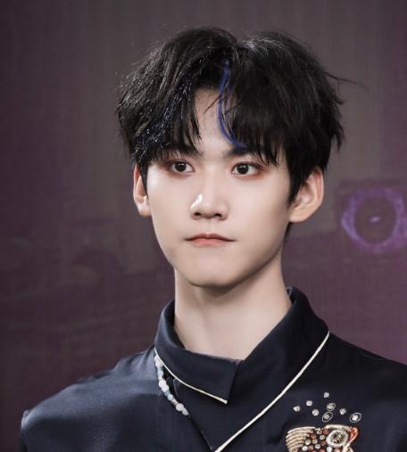 After Zhou Keyu made his debut in a group, his brother also signed ...