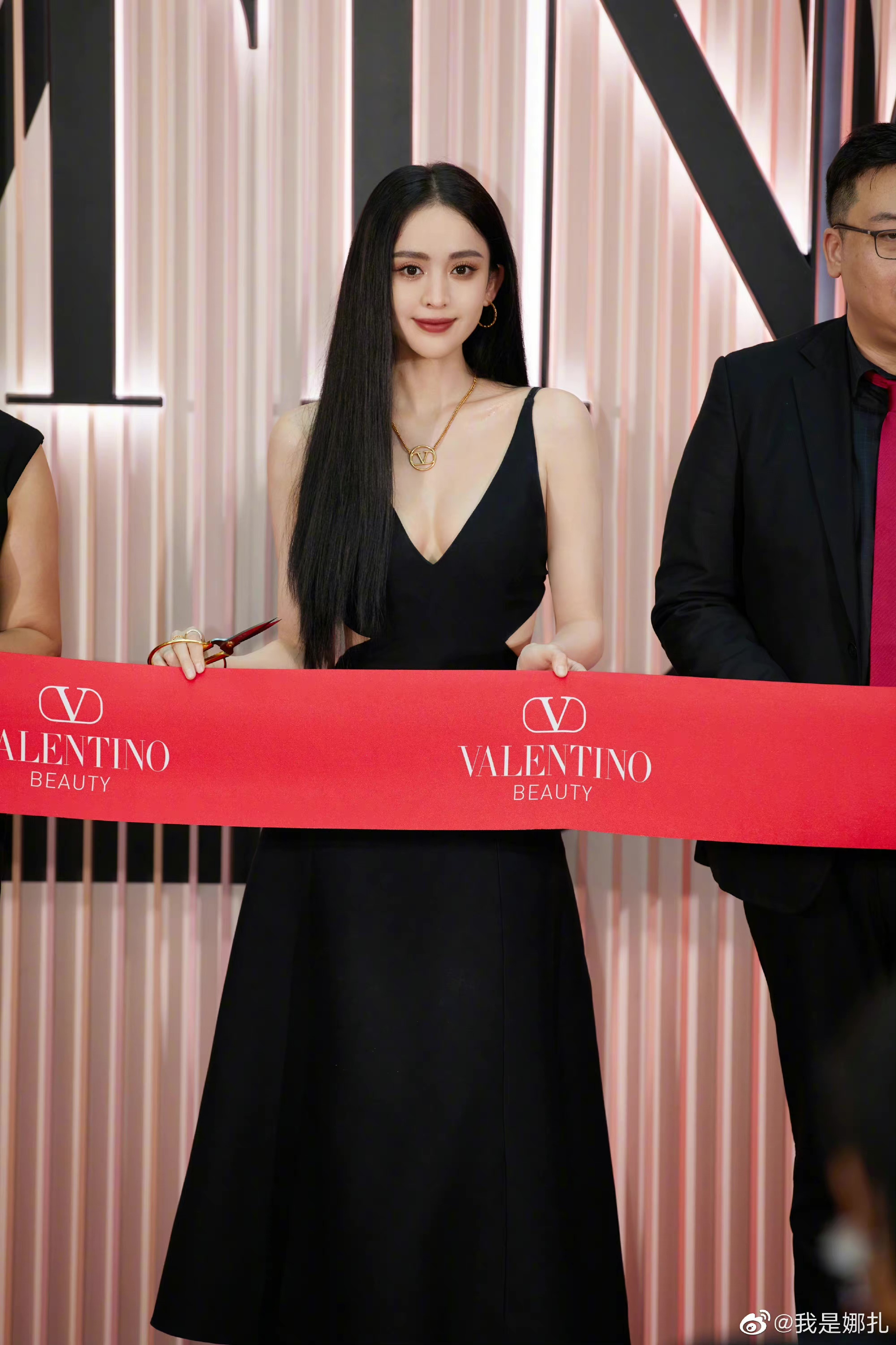 Gu Li Na Zami is crazy!The open-chested and backless long skirt is ...