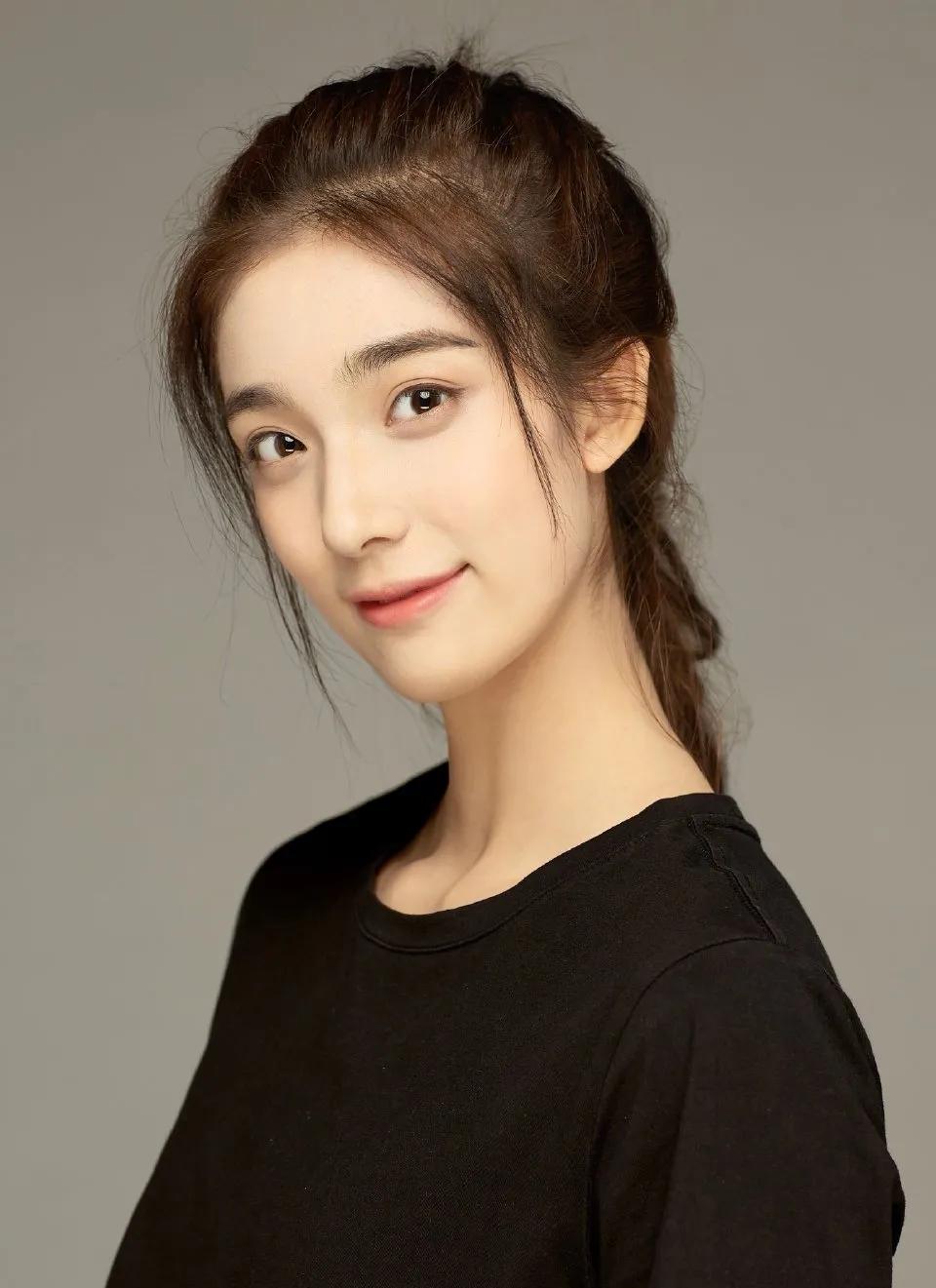 The not-so-lovable rookie actor Zhong Lili - iMedia