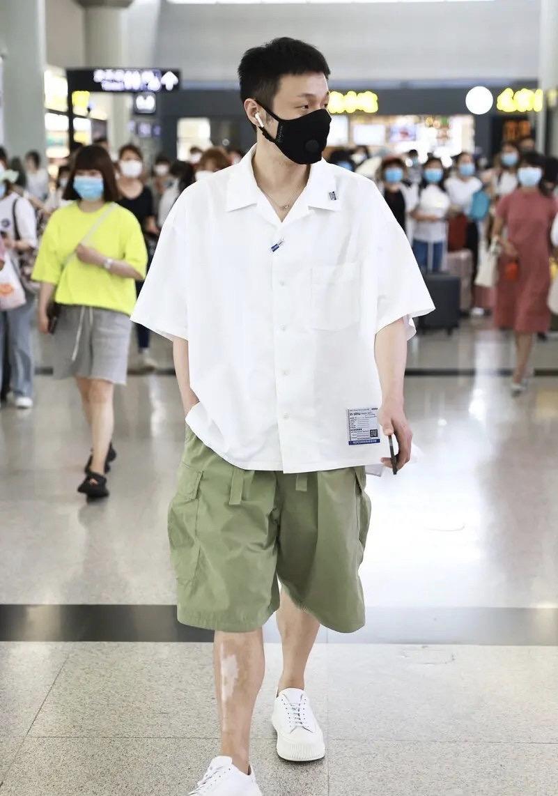 Li Ronghao appeared at Changsha Airport. His white shirt and green ...