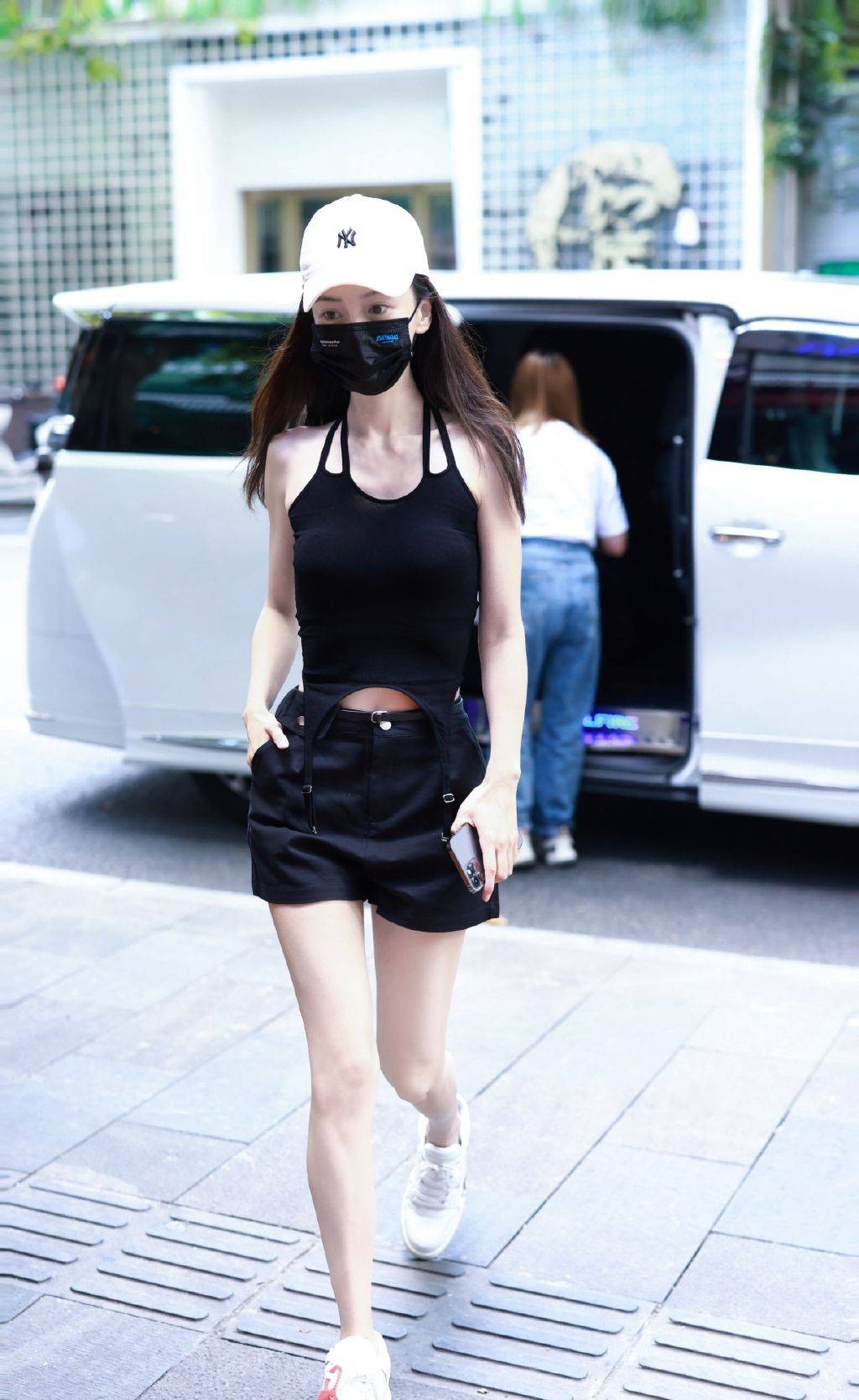 Yang Ying is just right skinny, she wears a tight sling and has a 3D ...