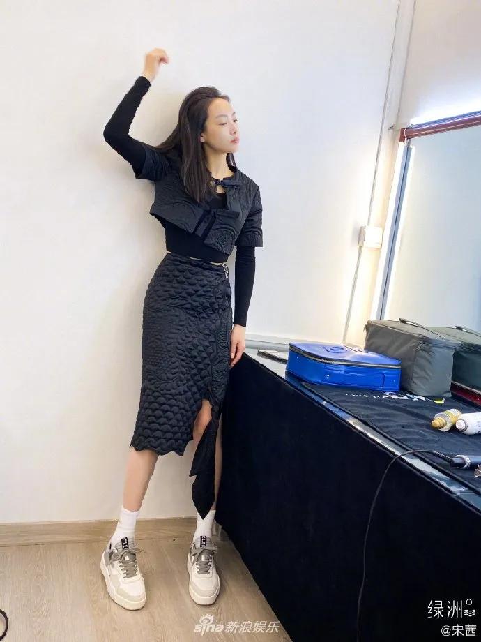 Victoria Song's makeup room highlights photos of her undressed ...