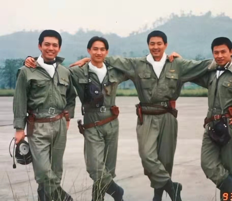 He Zhengjun posted old photos 29 years ago, Huang Lei is too thin and ...