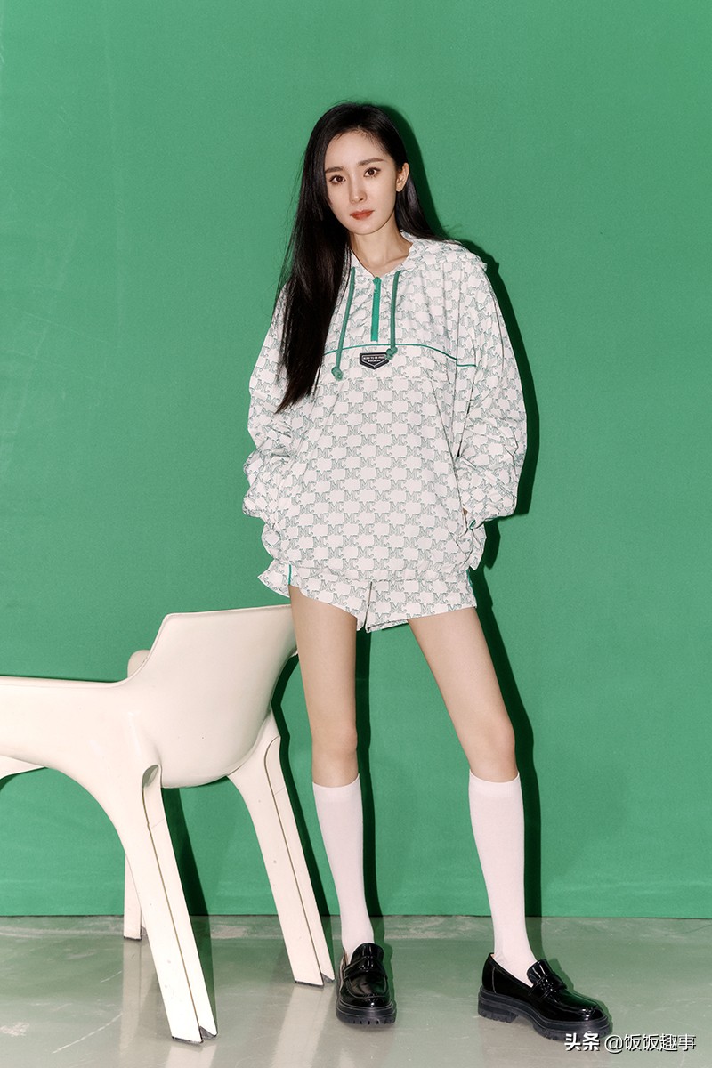 15 female stars with slender legs, the length of the legs has nothing ...