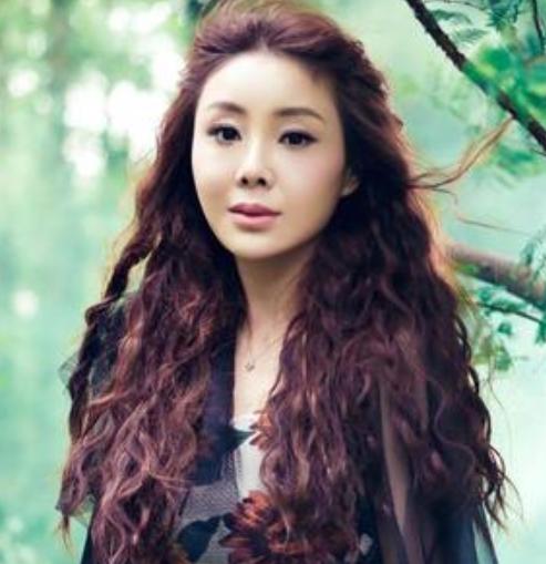 Singer Wang Zheng: Married to a 20-year-old third-married husband ...