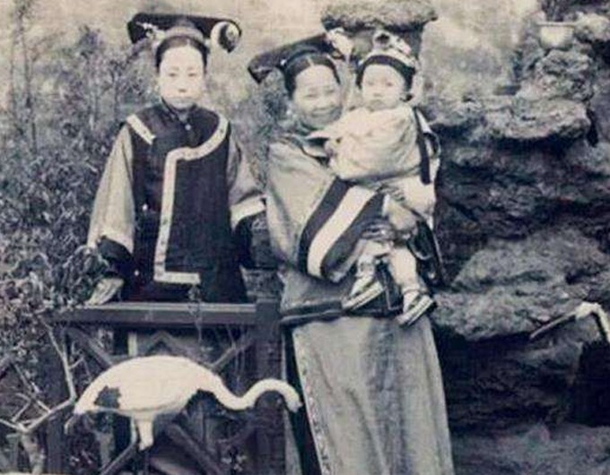 Empress Longyu, why has not been favored by Guangxu?Rong Er, a palace maid in the late Qing ...