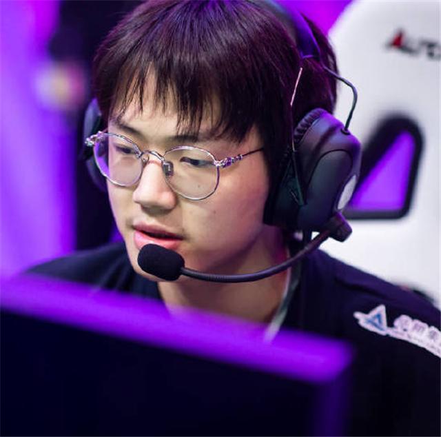 Start the new year with a blast?Leyan made a joke, and the comments ...