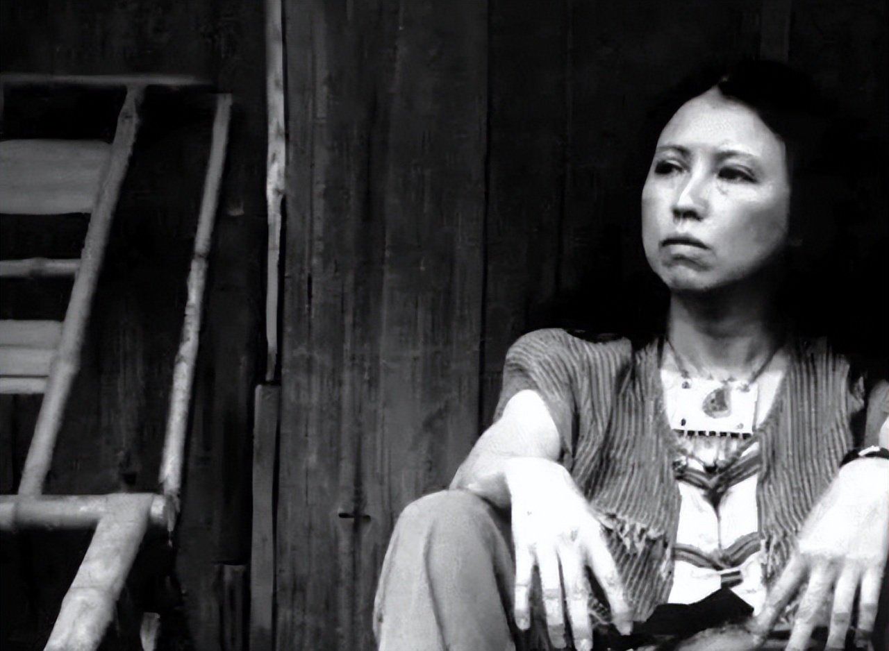 Before the female writer San Mao committed suicide, she was wandering ...