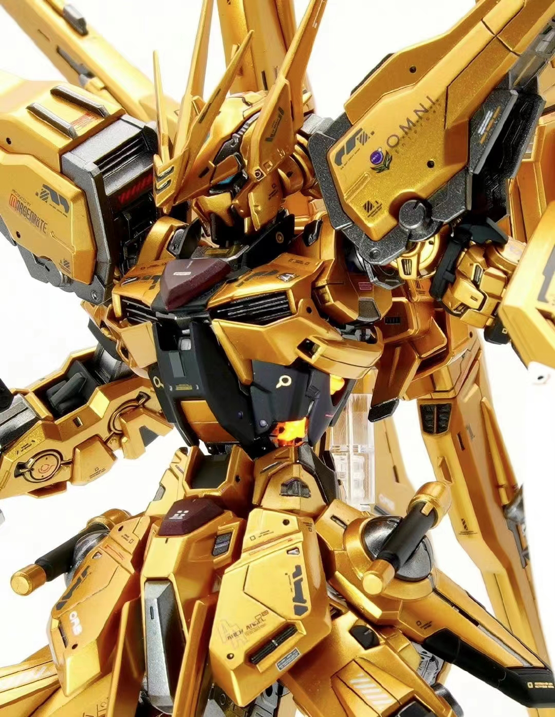 Golden Dawn Color Heresy Gundam Model - iMedia