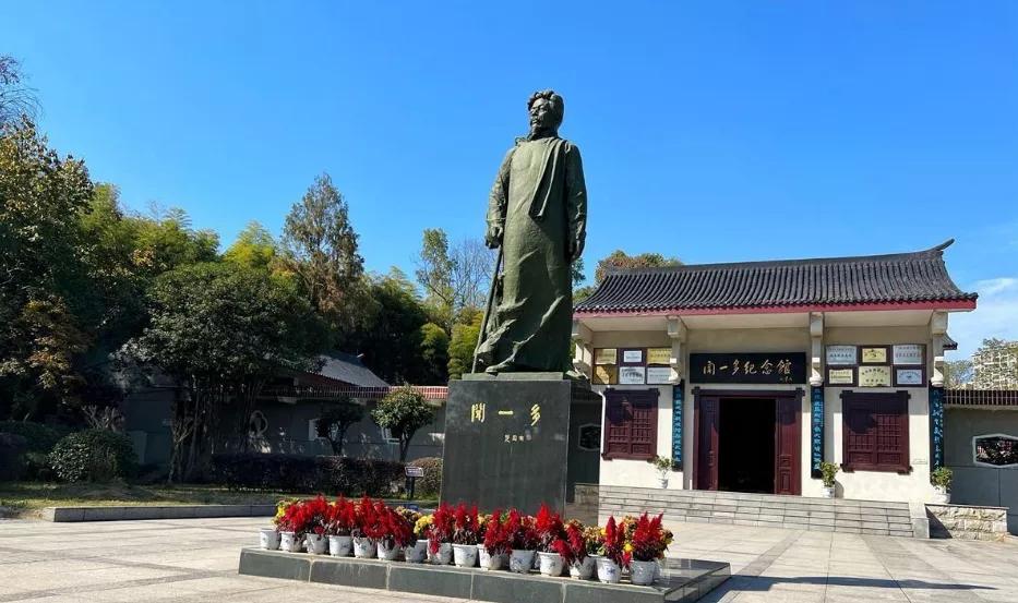 Wen Yiduo: A gentleman is poor and not a disease, the poorer the more ...