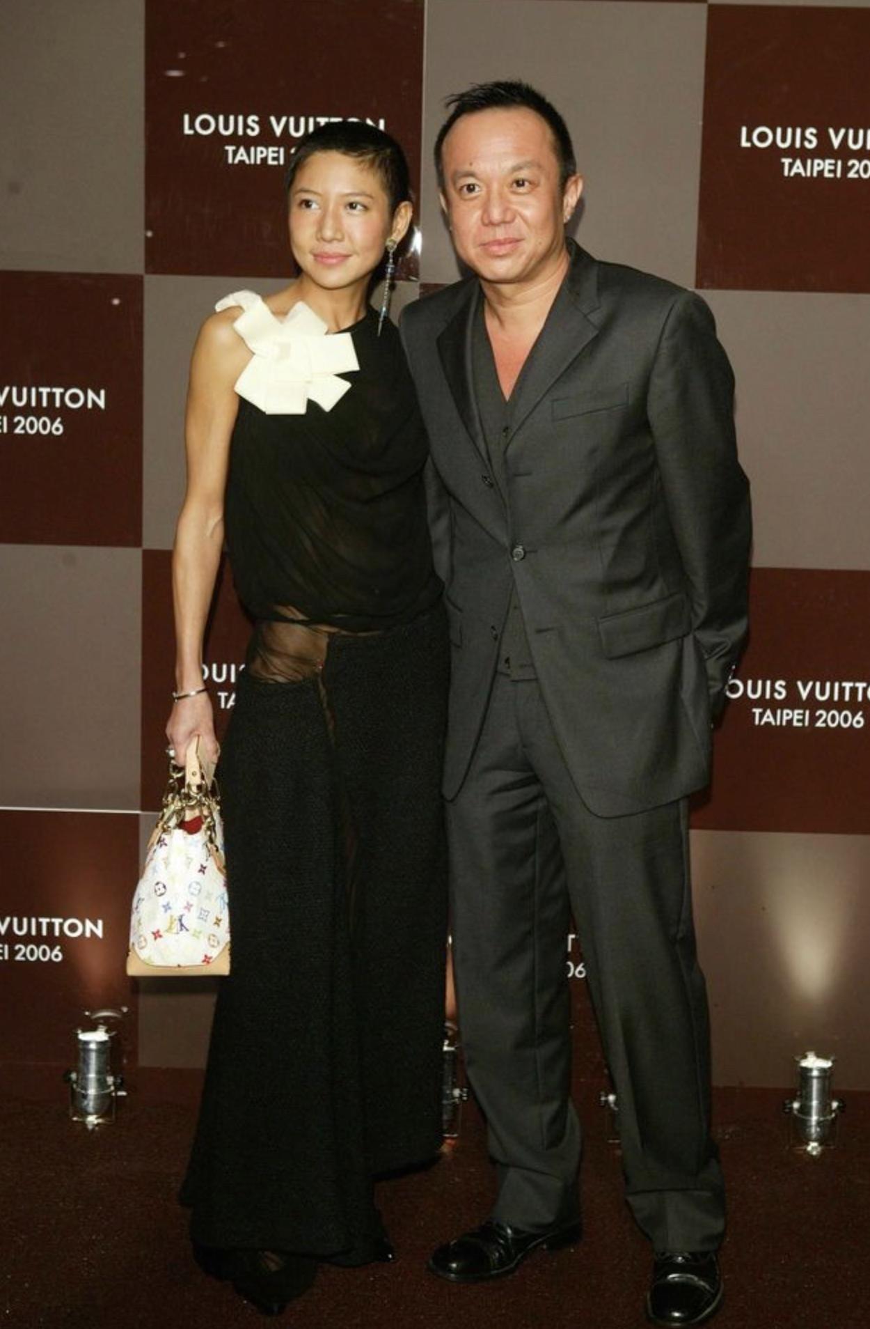 Huang Dawei has a low-key date with his girlfriend who is suffering from cancer. He has been ...