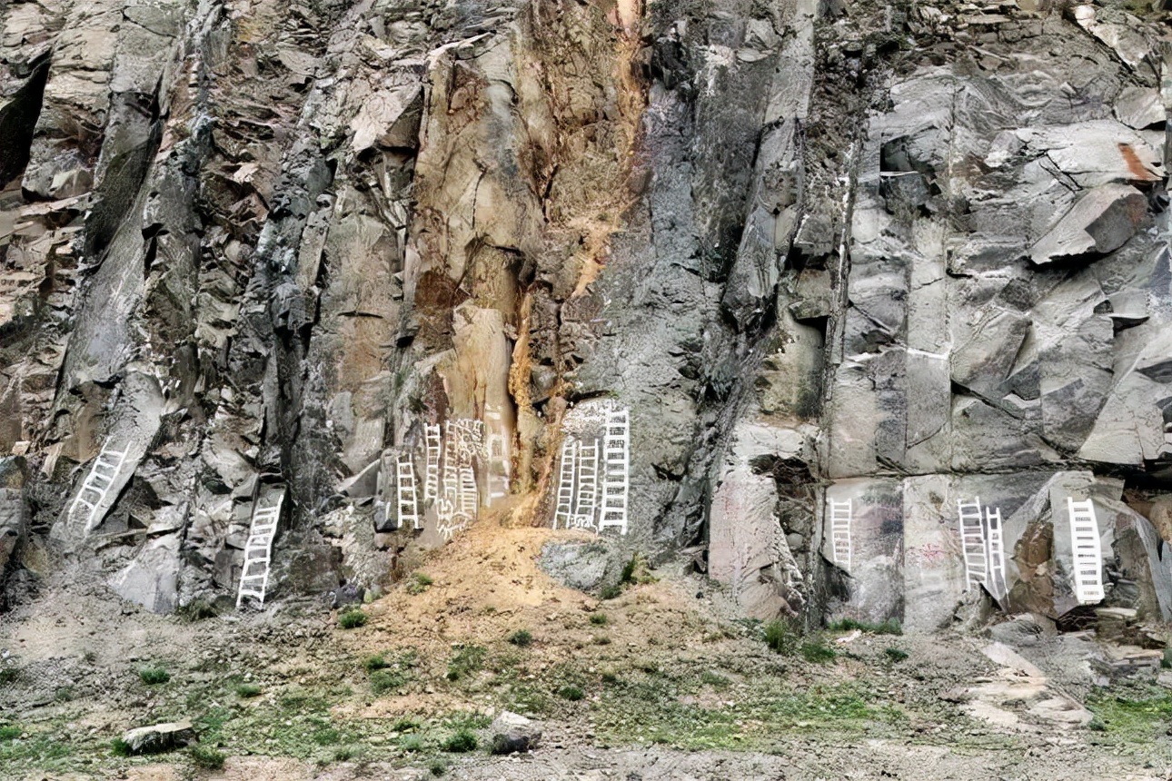 The legendary rock "ladder" that leads to the holy land - iMedia
