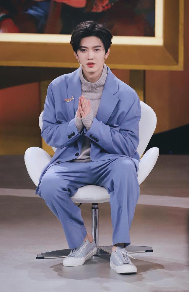 Chen Zheyuan is handsome and dressed, the sun is warm and full of vigor ...