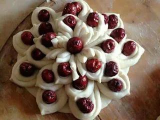 Red dates, peanuts, white steamed buns, jelly beans, sugar syrup, small ...