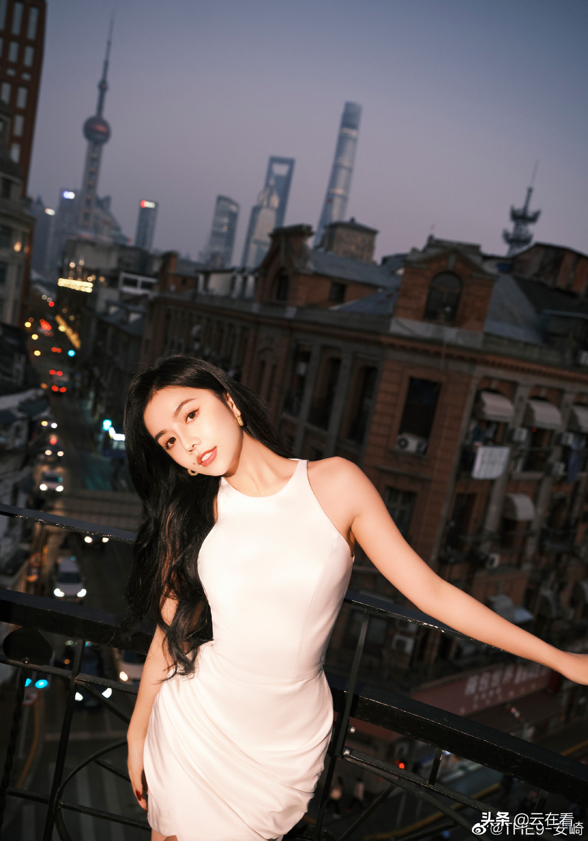 The girl group THE9-An Qi took a beautiful photo in the evening in ...