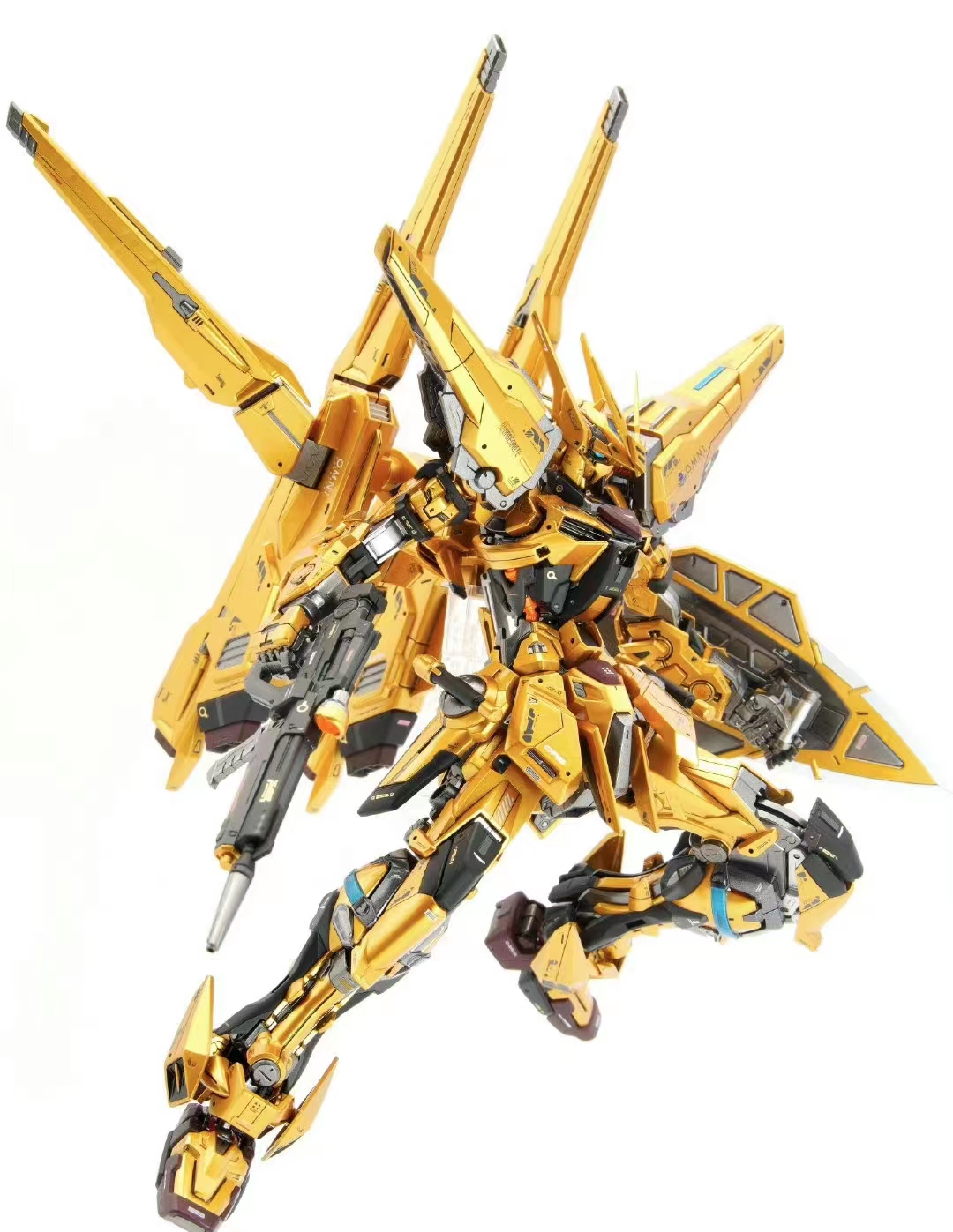 Golden Dawn Color Heresy Gundam Model - iMedia