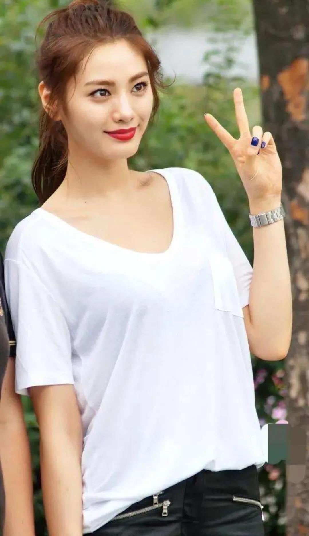 The "mermaid princess" Lin Zhenna with fair skin and beautiful body and ...