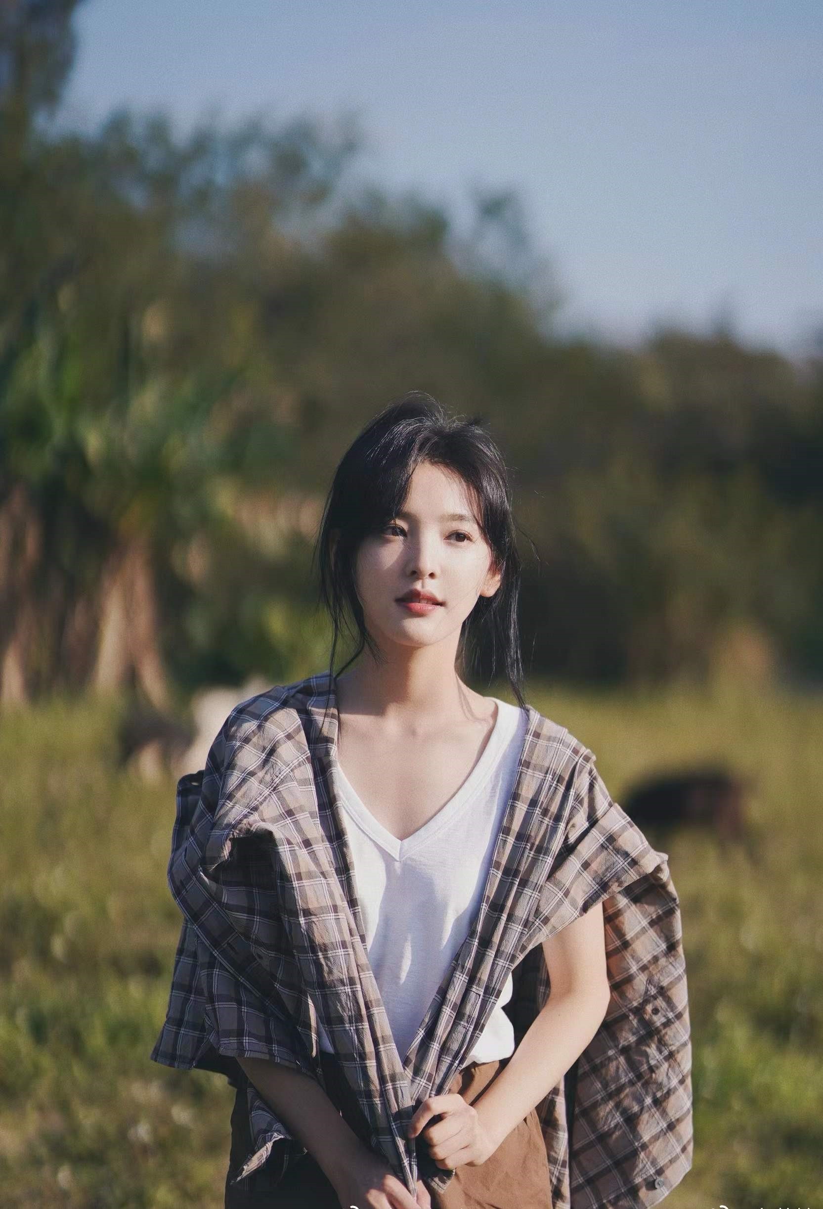 Zhang Ruonan is the ceiling of the girl, fresh and sweet in her outfits ...