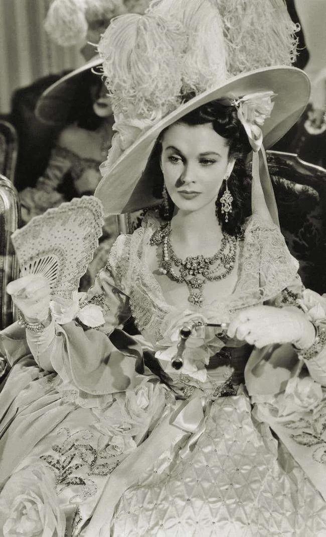 Appreciation of Mrs. Hamilton's costumes in the movie - iMedia