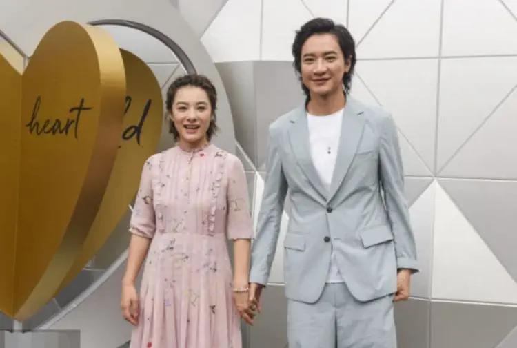 Liu Xuan and her husband hold hands sweetly, their skin is white and ...