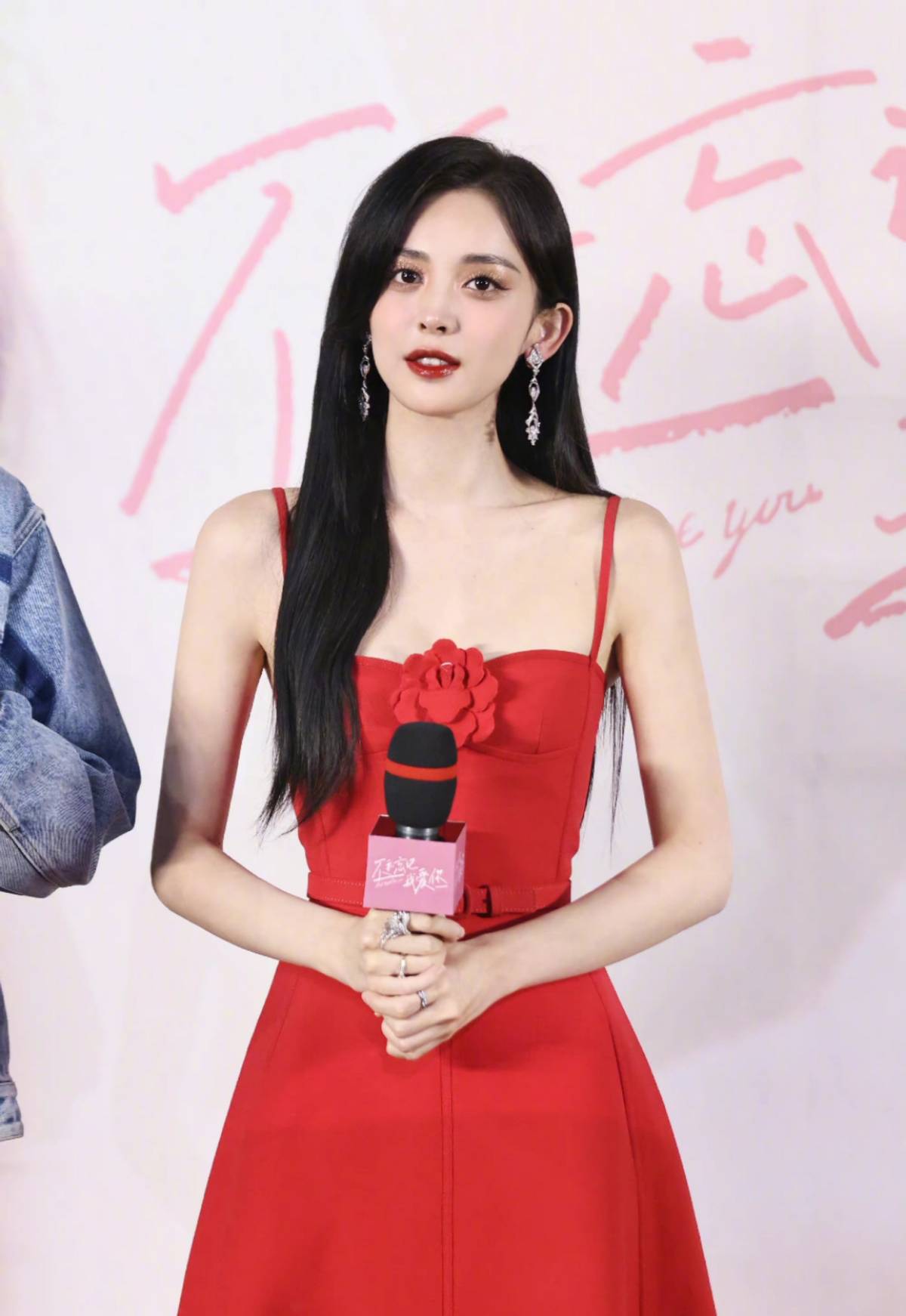 30-year-old Nazha is so amazing!Wearing a flower dress so white that it ...