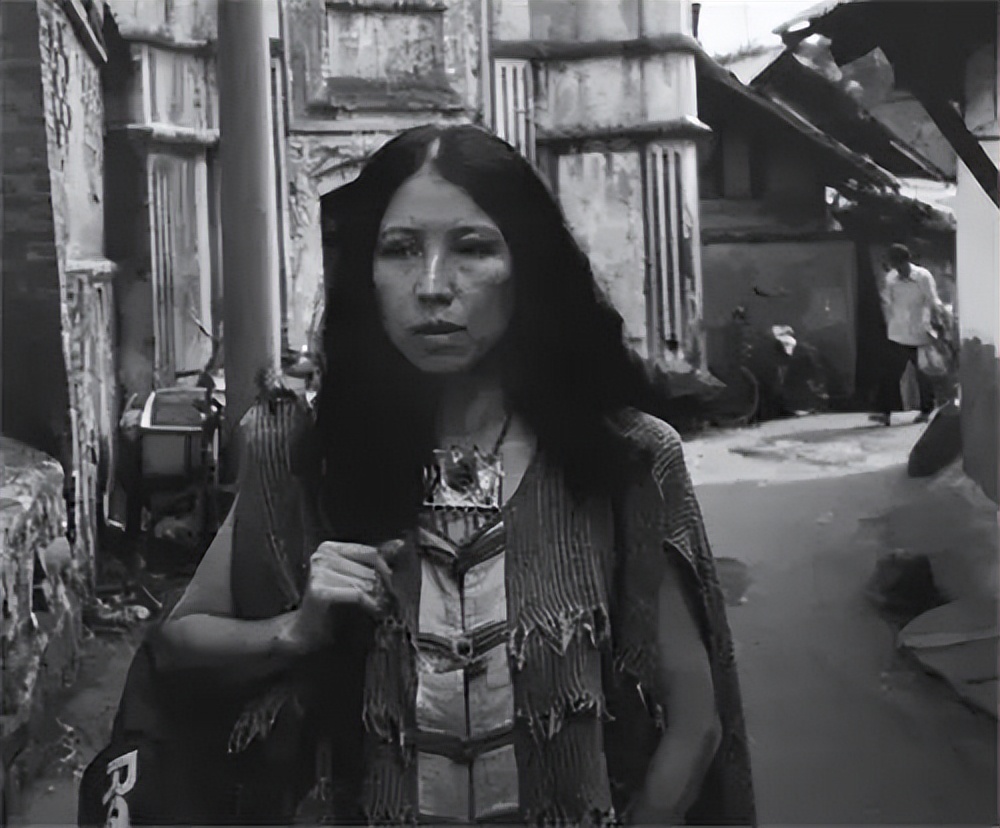 Before the female writer San Mao committed suicide, she was wandering ...