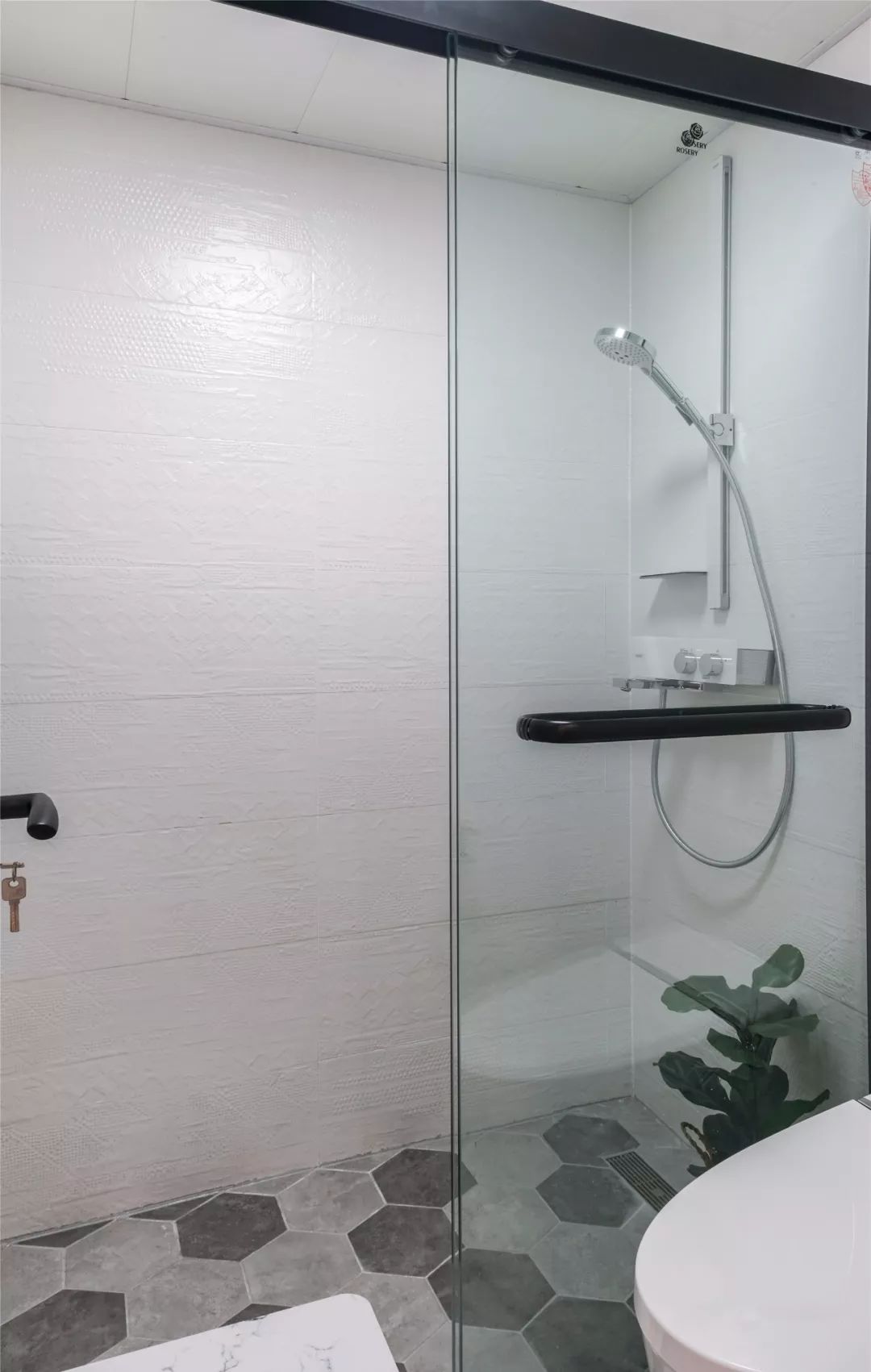 The 77-square-meter small apartment has a Nordic style, and the ...