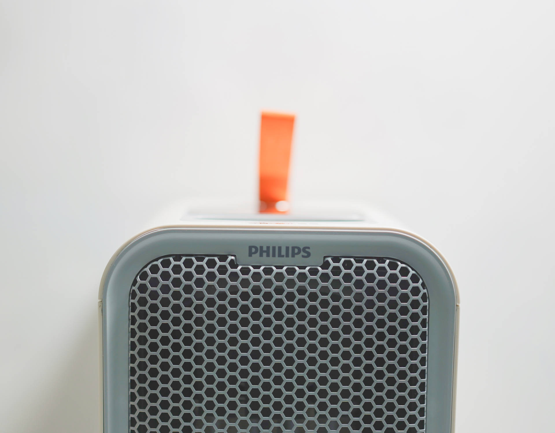 The little warmth on the table in winter, the Philips heater blows ...