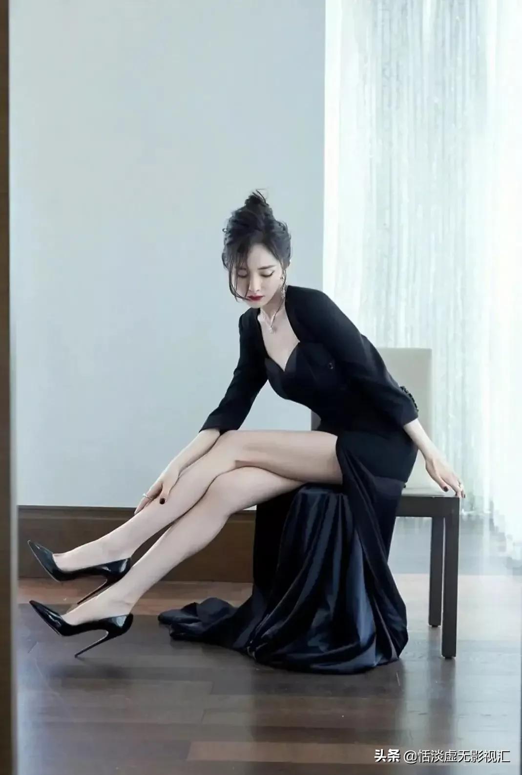 Yang Mi wears silk stockings with long legs - iMedia