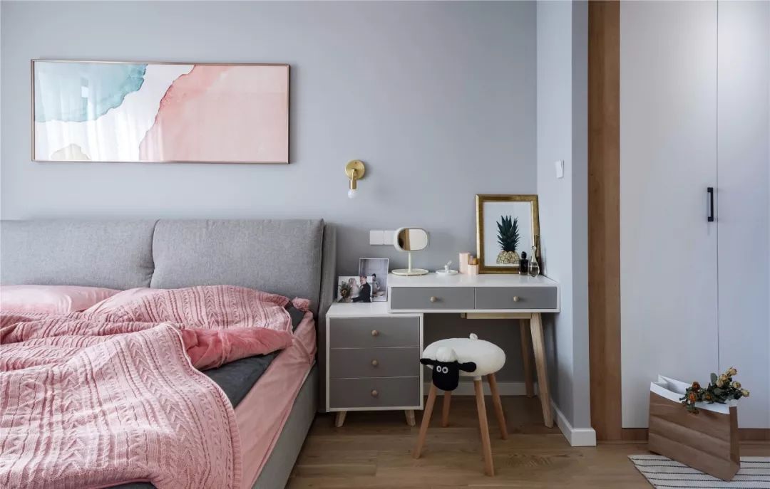 The 77-square-meter small apartment has a Nordic style, and the ...