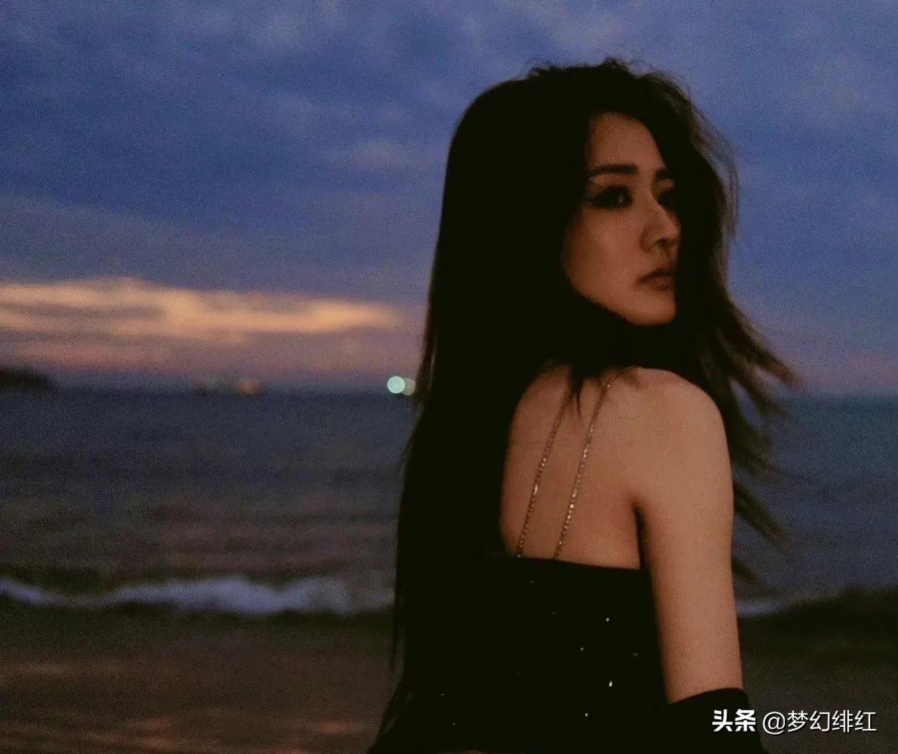 Xu Lu, Zhao Lusi, and Dilireba walk along the beach at night, who has a ...