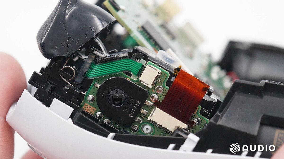 Disassemble the Sony PS5 DualSense gamepad, explore the adaptive ...