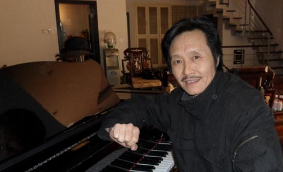 35-year-old Yun Duo sings a new song at home, with a delicate face and ...
