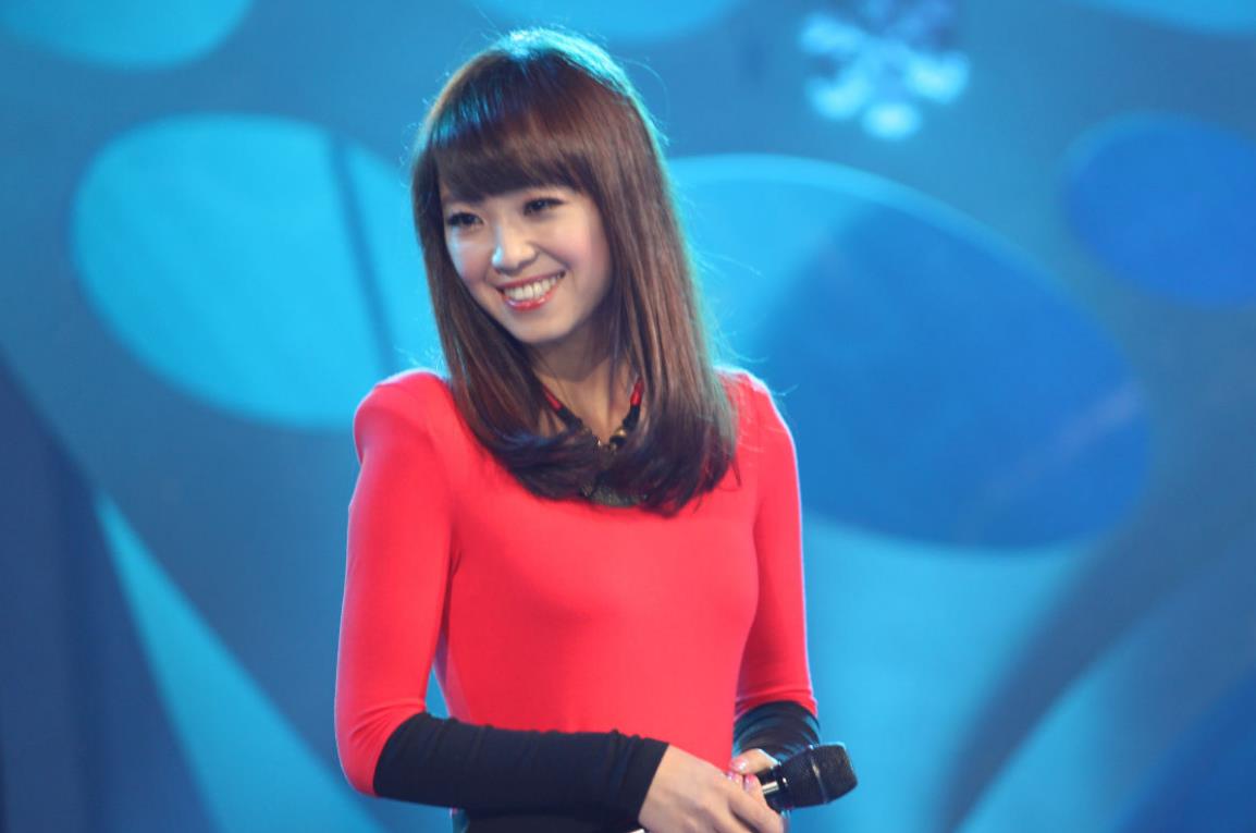 35-year-old Yun Duo sings a new song at home, with a delicate face and ...