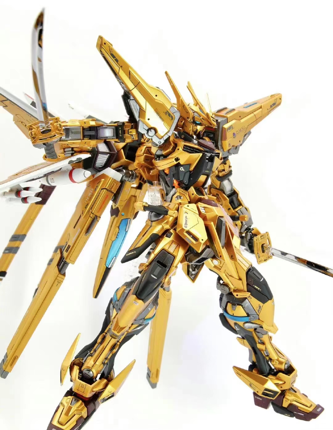 Golden Dawn Color Heresy Gundam Model - iMedia