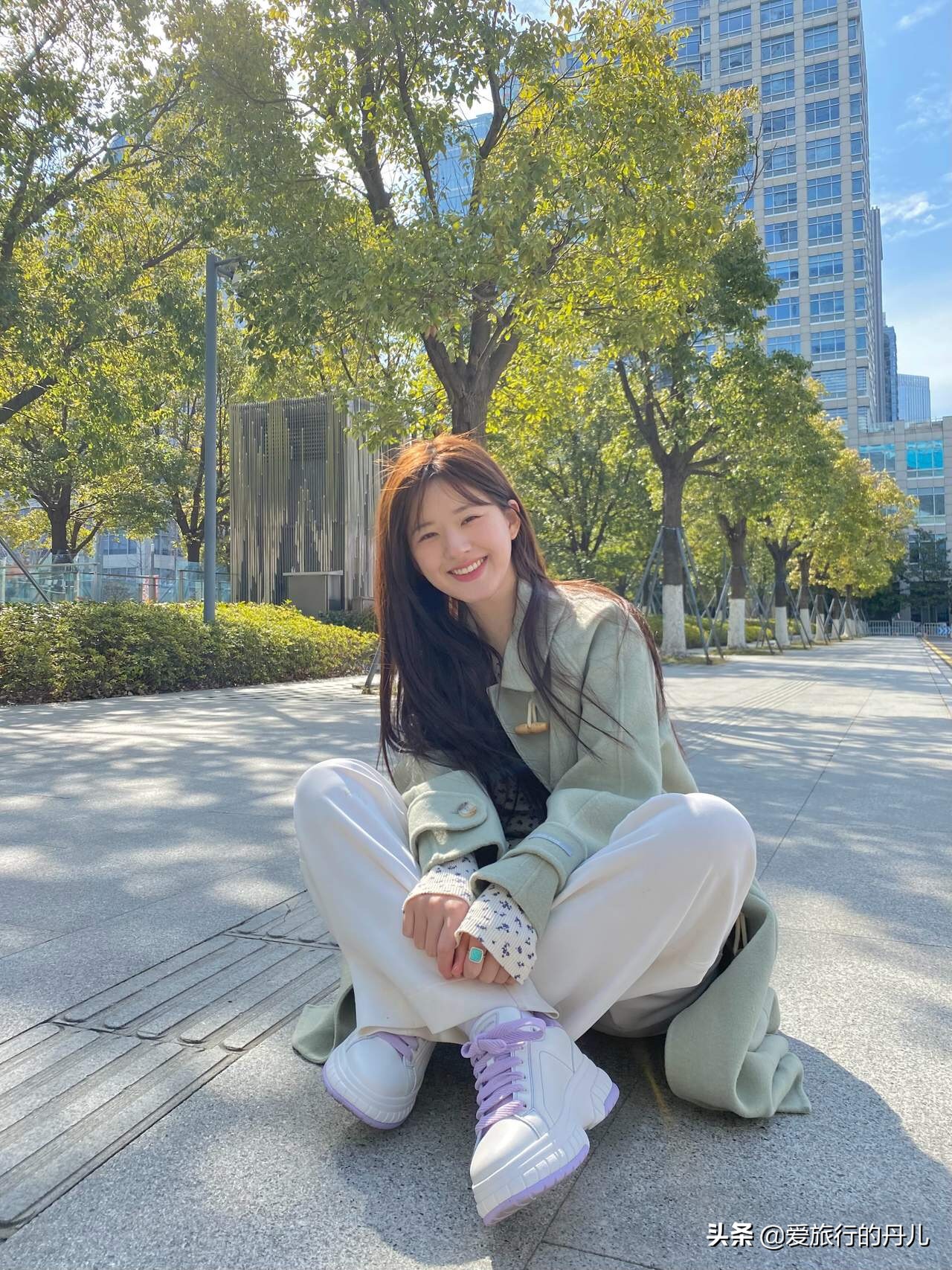 Zhao Lusi posted the latest outfit, a light green horn button coat with ...