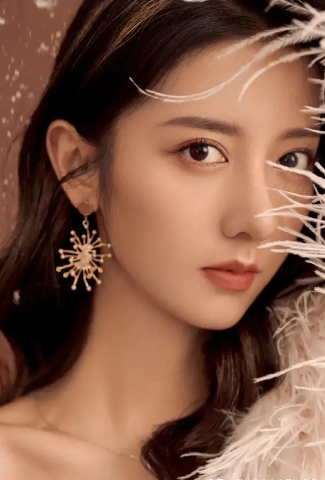 Zhen Shujun, with crisp shoulders and slightly exposed, slender body ...