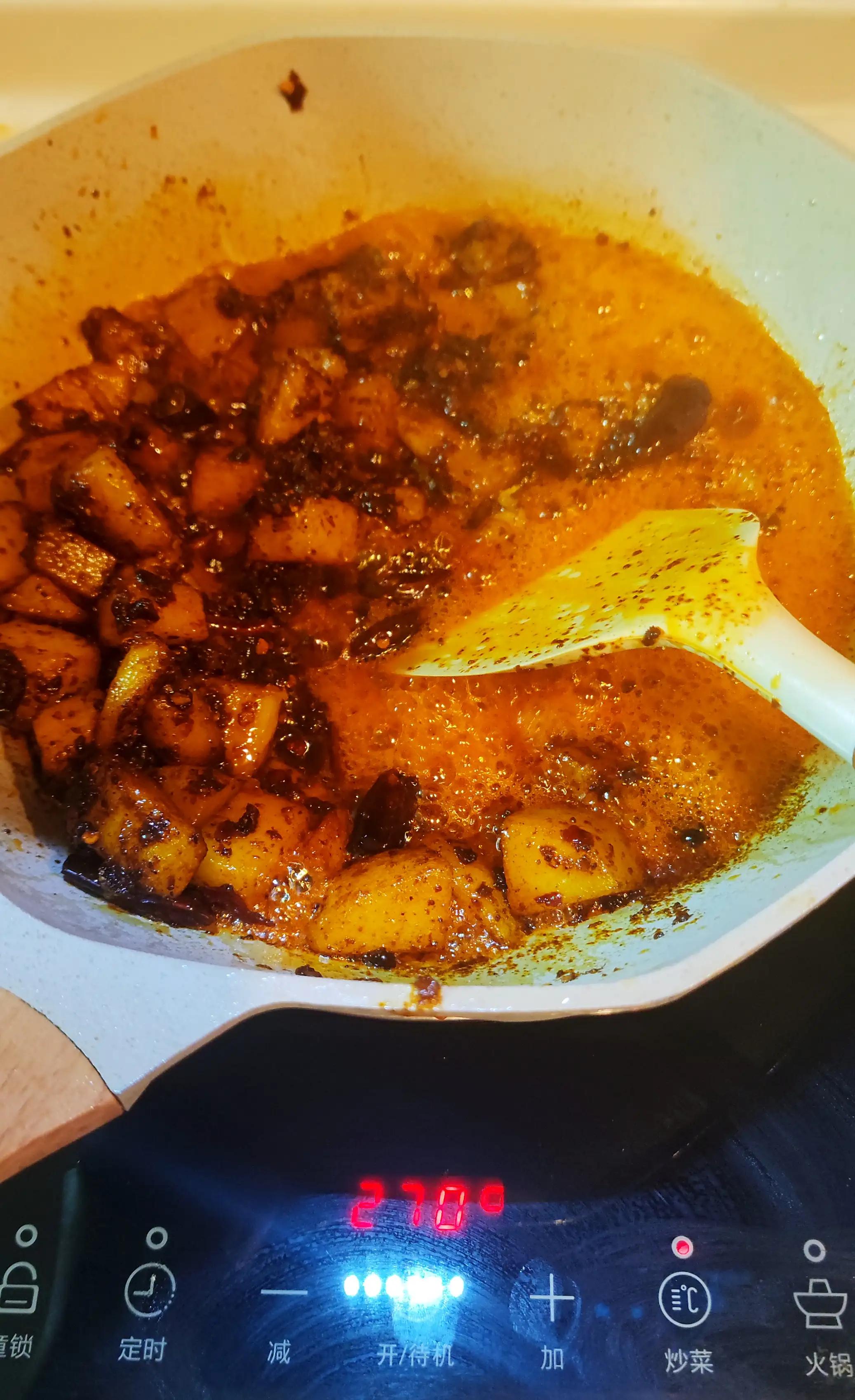 Dry pot fat beef rolls are done in this way, spicy and fragrant ...