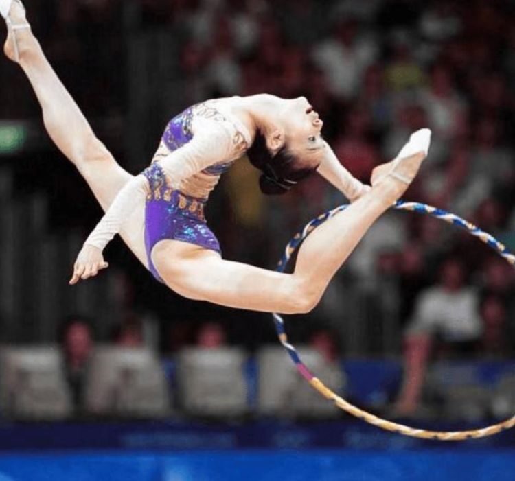 Liu Xuan and her husband hold hands sweetly, their skin is white and ...