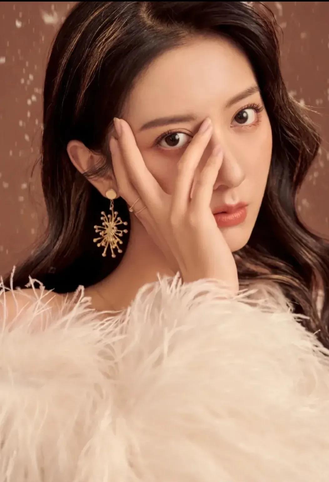 Zhen Shujun, with crisp shoulders and slightly exposed, slender body ...