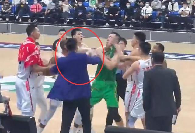 The moment Han Dejun was fighting with Weems, who paid attention to Du ...
