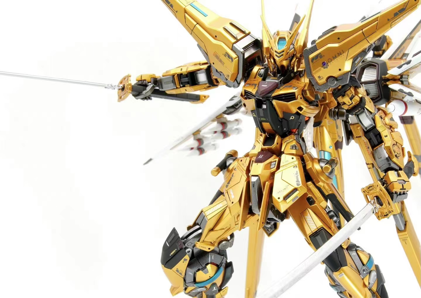 Golden Dawn Color Heresy Gundam Model - iMedia