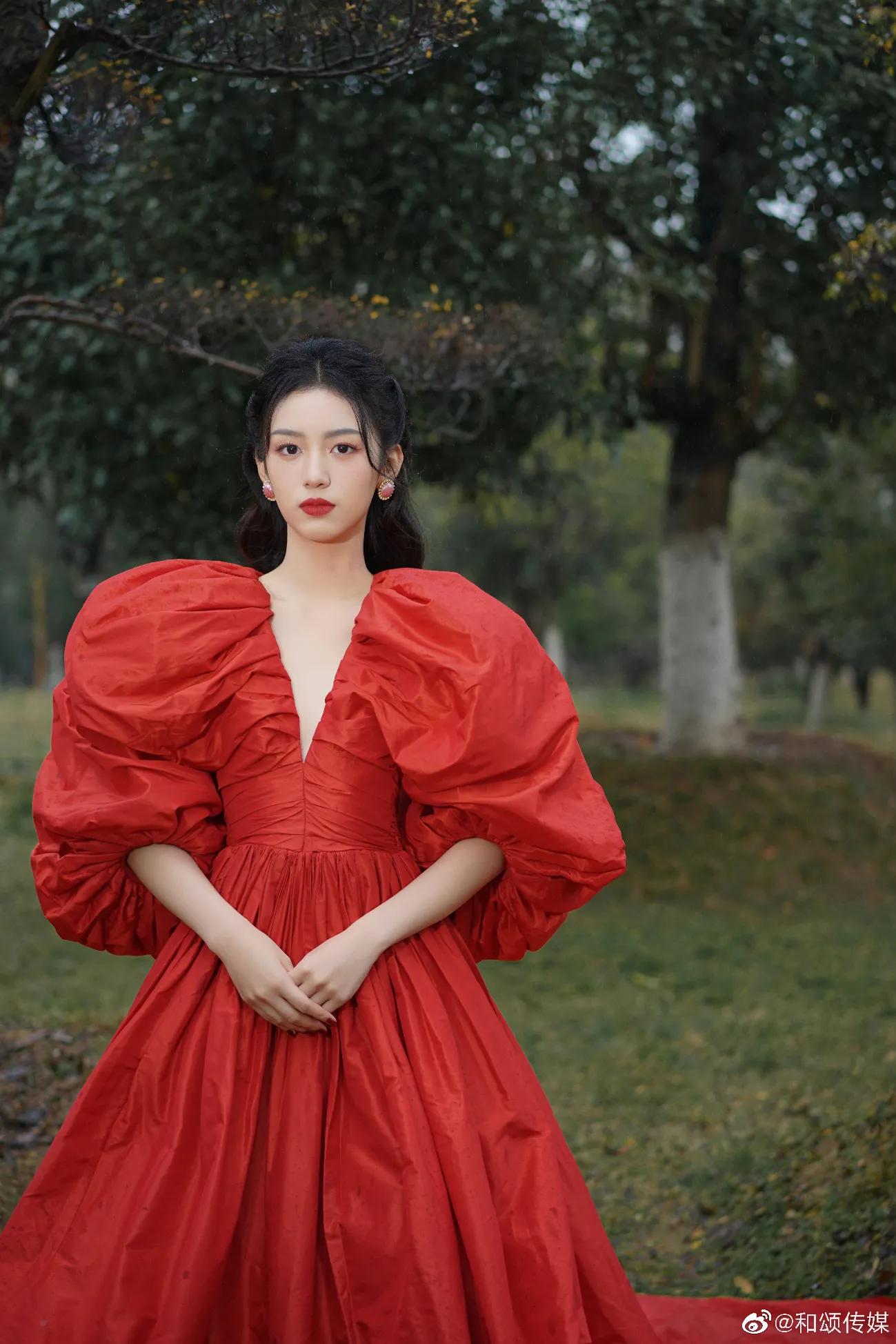 Zhou Ye red dress rose deep v photo, so beautiful - iMedia