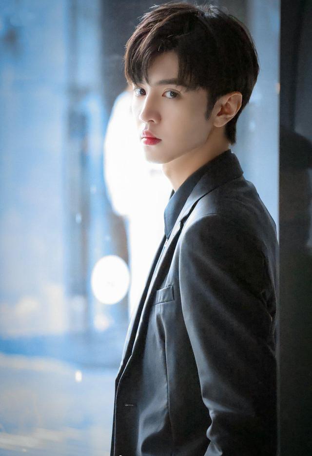 Chen Zheyuan is handsome and dressed, the sun is warm and full of vigor ...