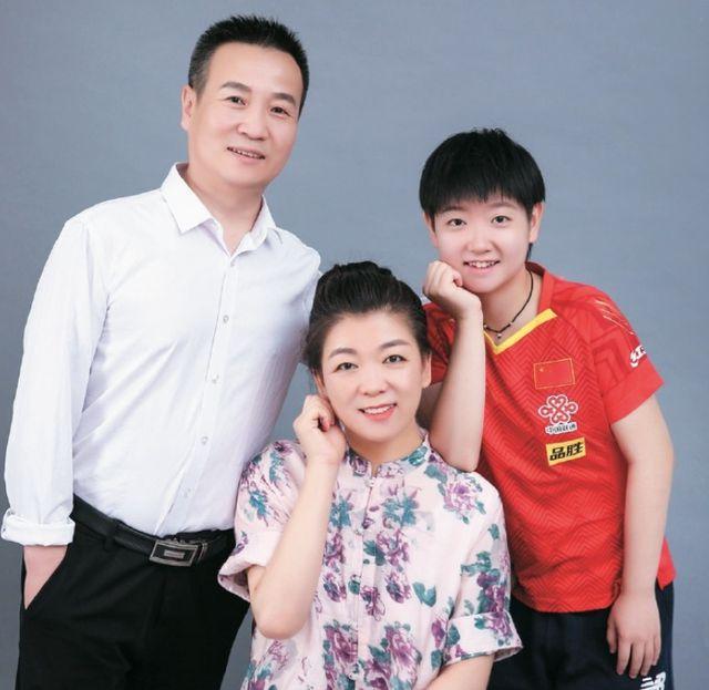 Sun Yingsha's family of three is a family portrait, her mother is good ...